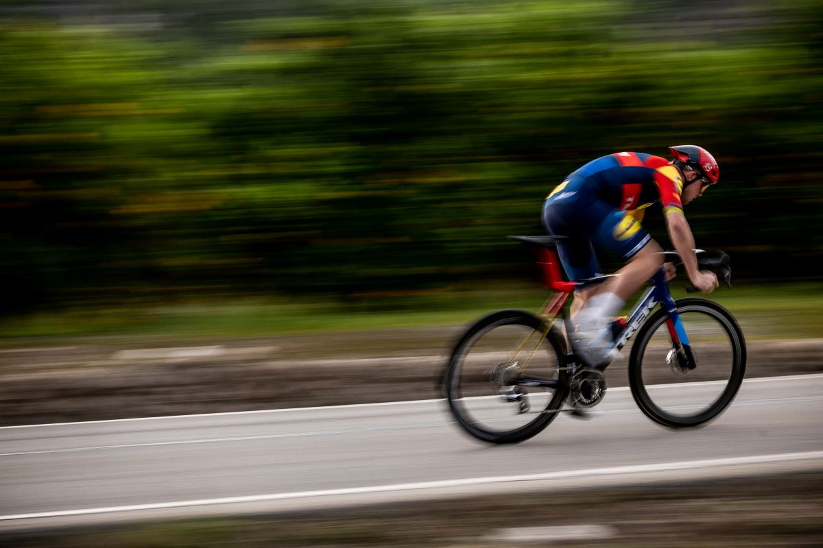 Pirelli unveils world's first racing bicycle tyre made with FSC ...